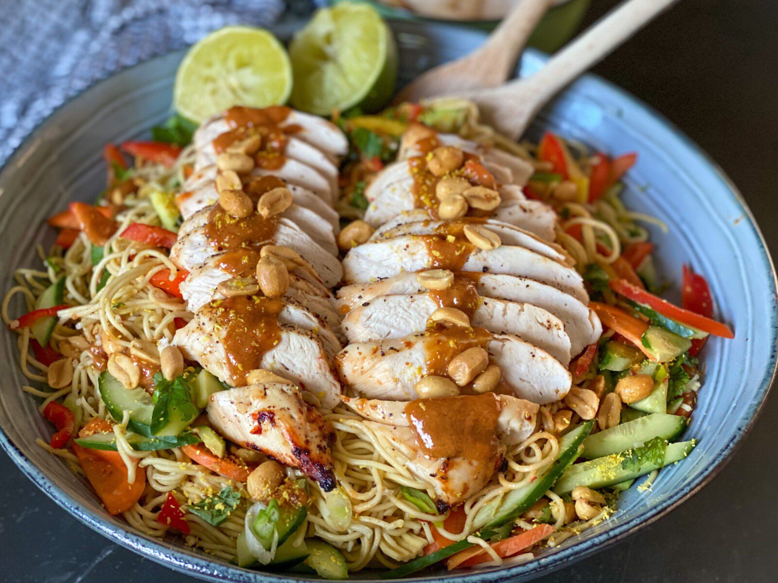 Noedelsalade met pittige pindasaus dressing - Familie over de kook