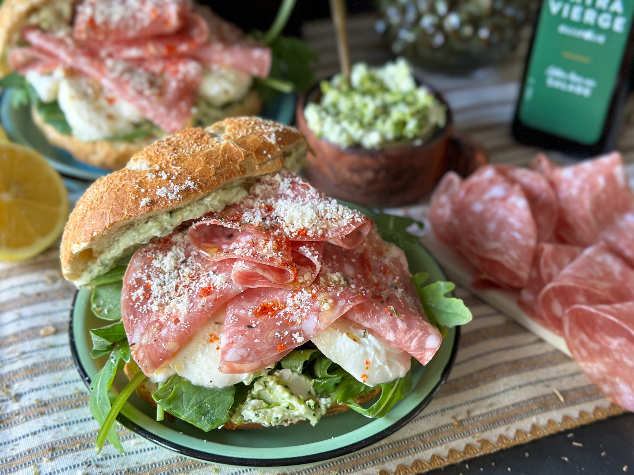 Italiaanse bol met pesto-roomkaas en salami - Familie over de kook
