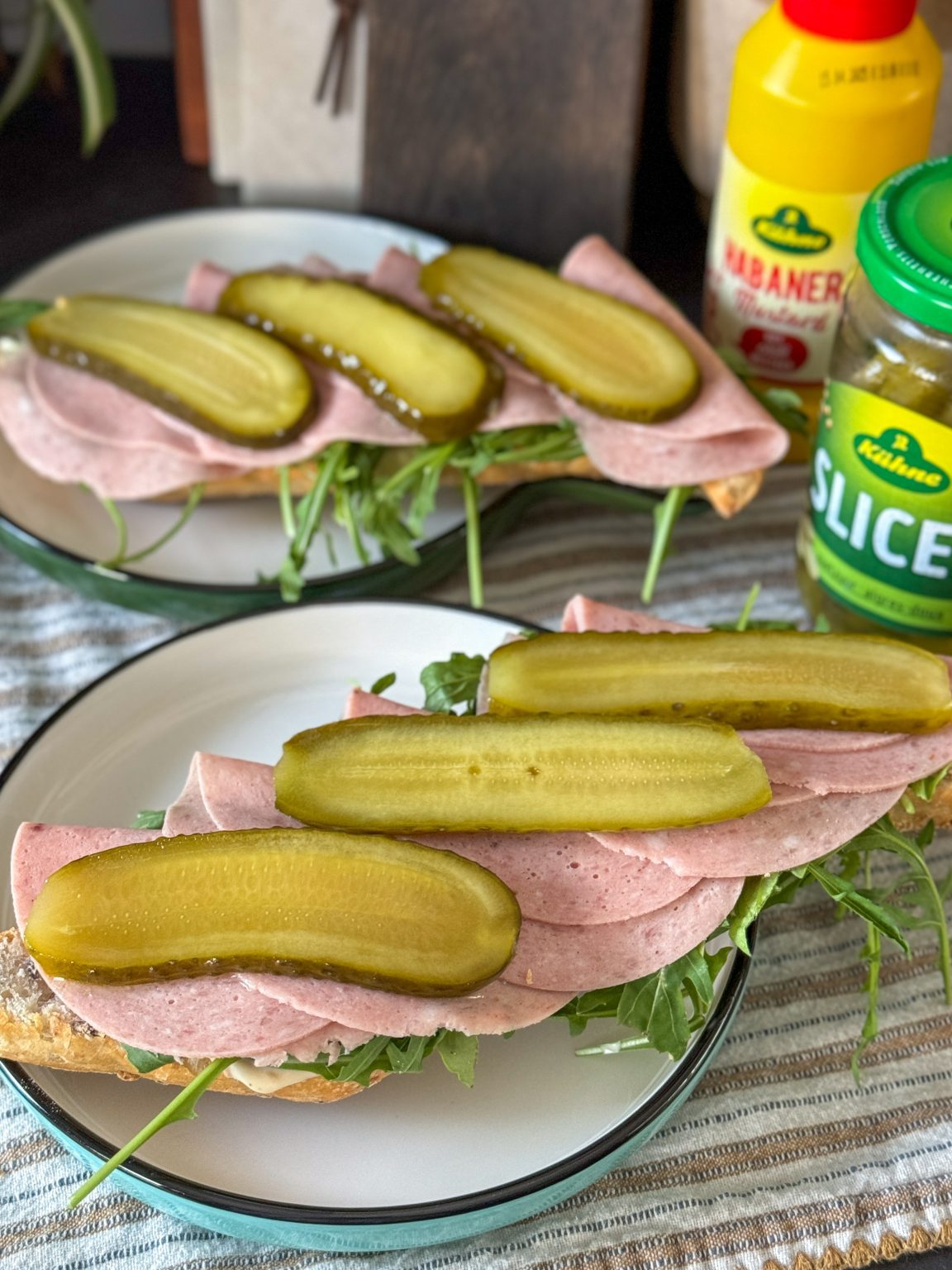 Broodje boterhamworst met mosterd mayonaise - Familie over de kook