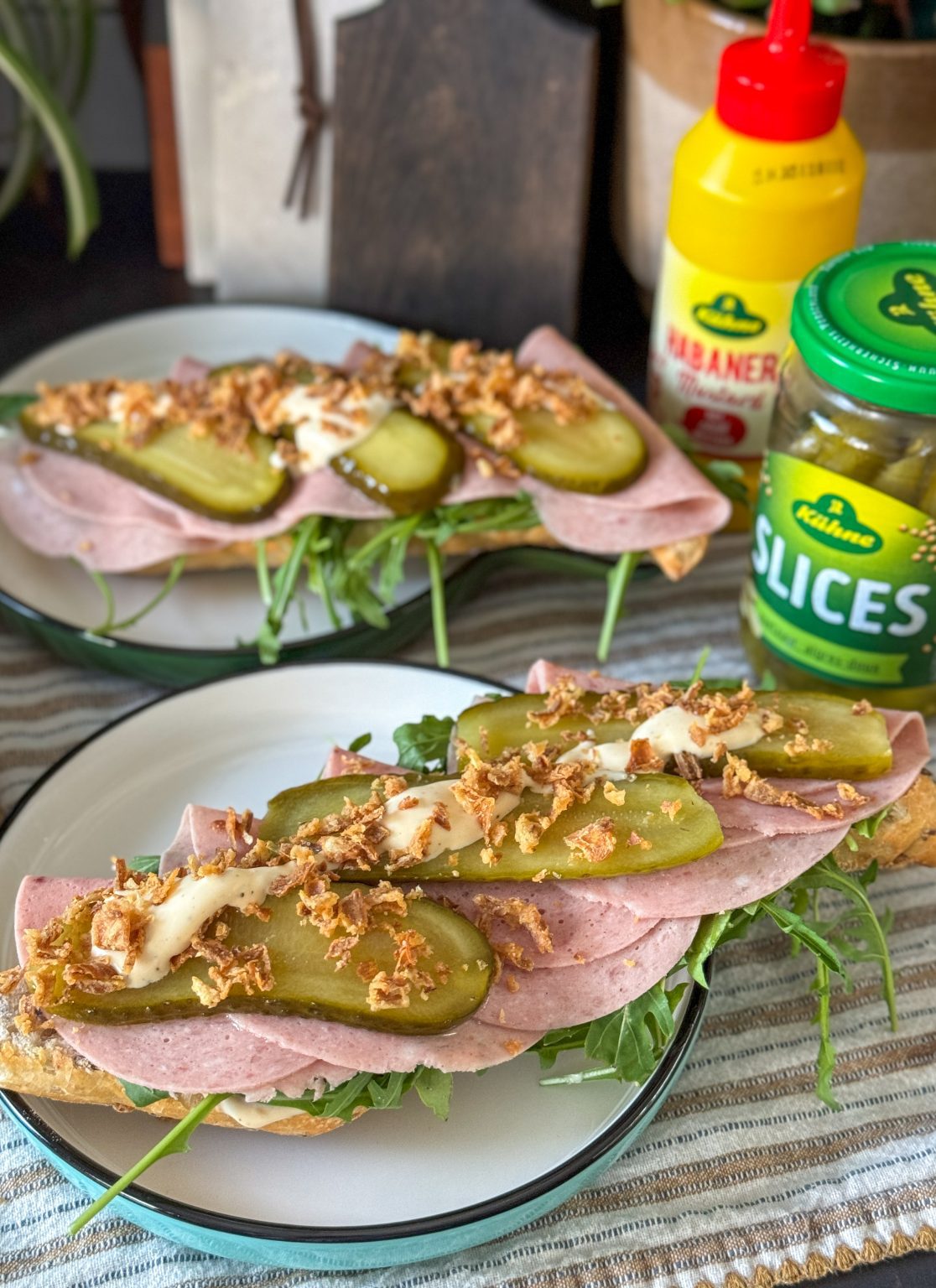 Broodje boterhamworst met mosterd mayonaise - Familie over de kook