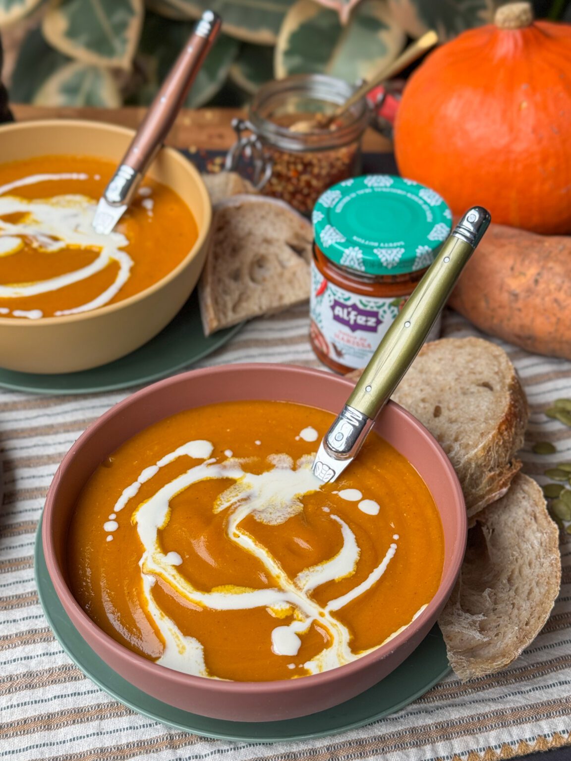 pompoensoep met zoete aardappel en harissa - Familie over de kook