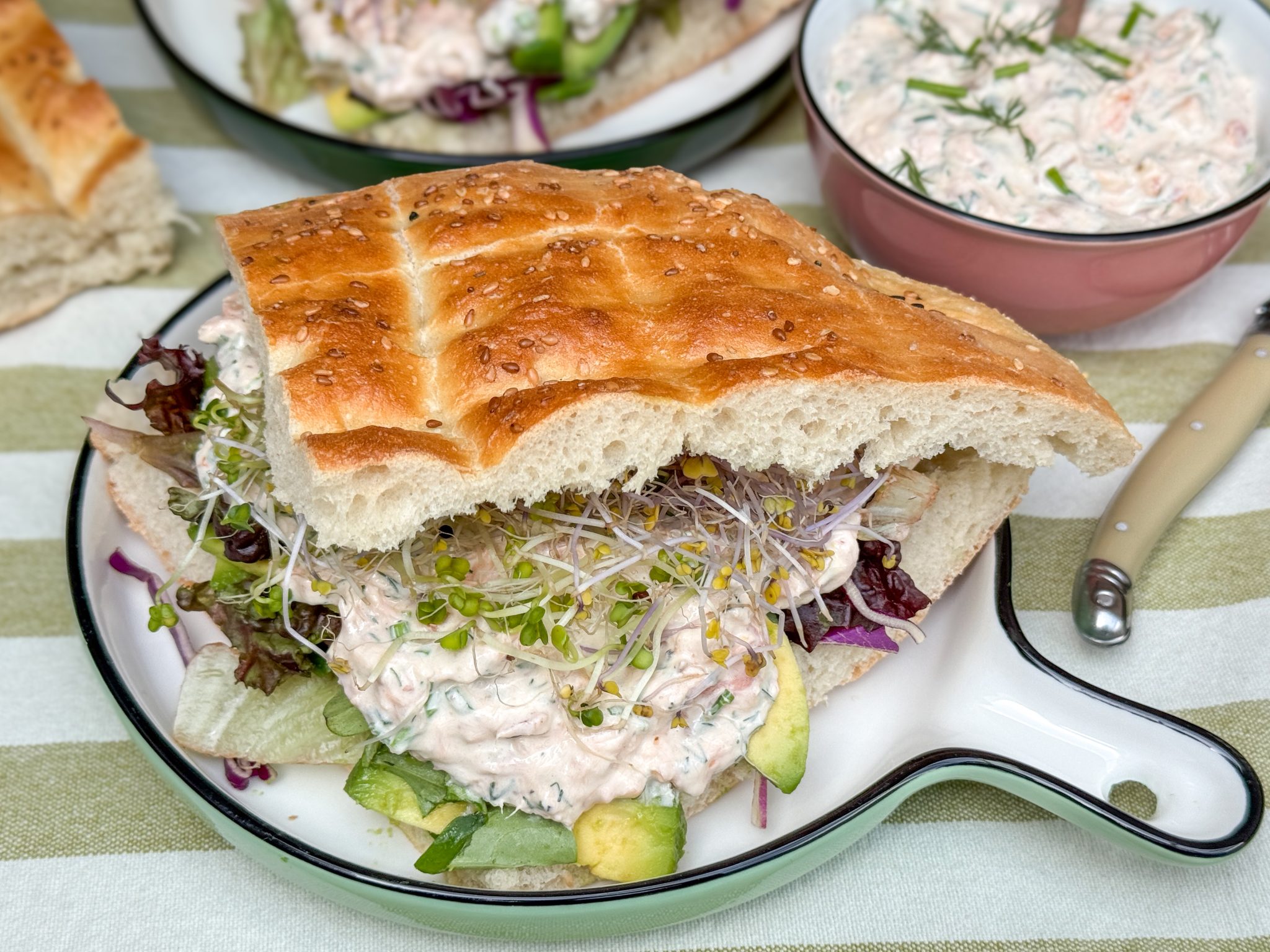 Broodje warme grillworst met pittige kerriemayonaise