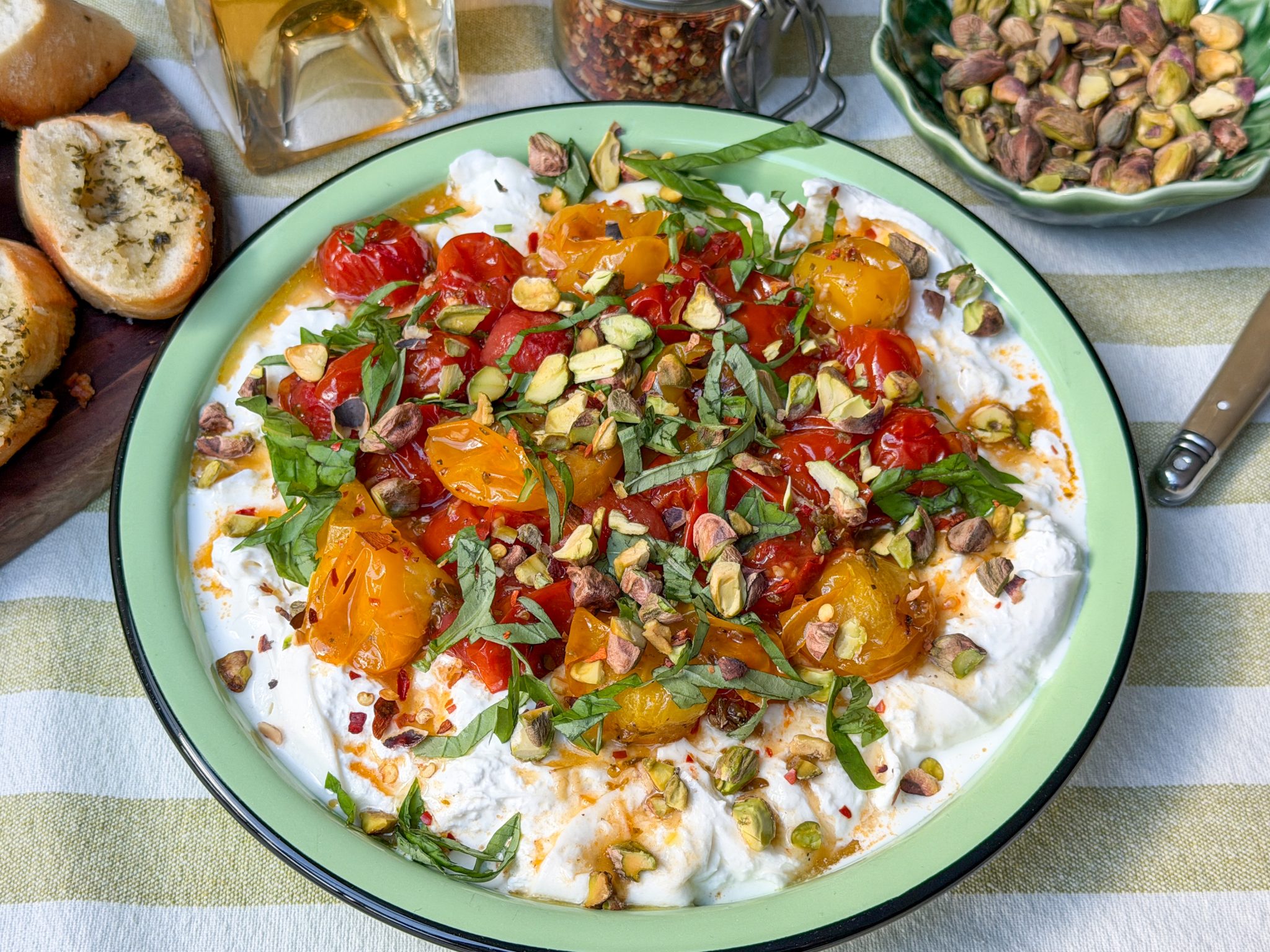 Burrata dip met geroosterde tomaten - romige en simpele borreldip