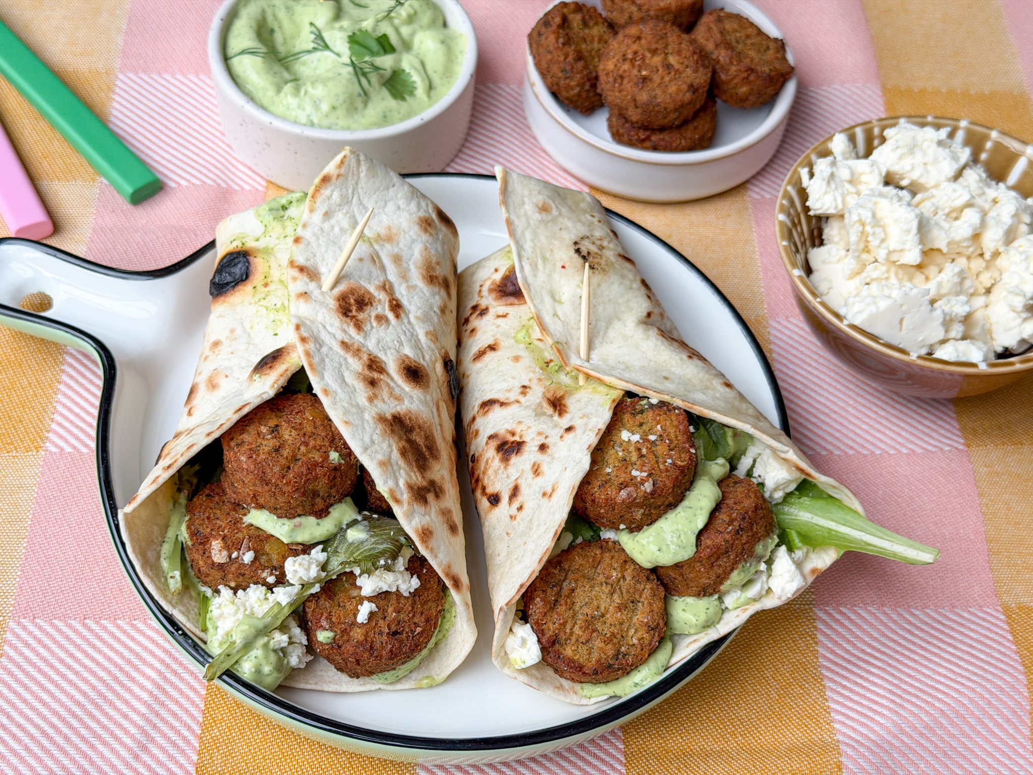 Wraps met falafel, romige avocado-yoghurtdip en feta