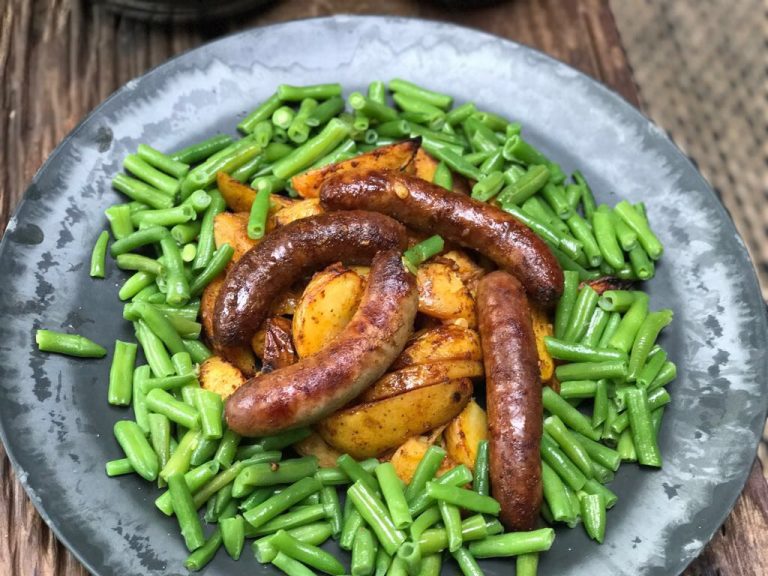 Kruidige aardappelen met worst uit de oven - Familie over de kook Kruidige aardappelen met worst uit de oven - Familie over de kook